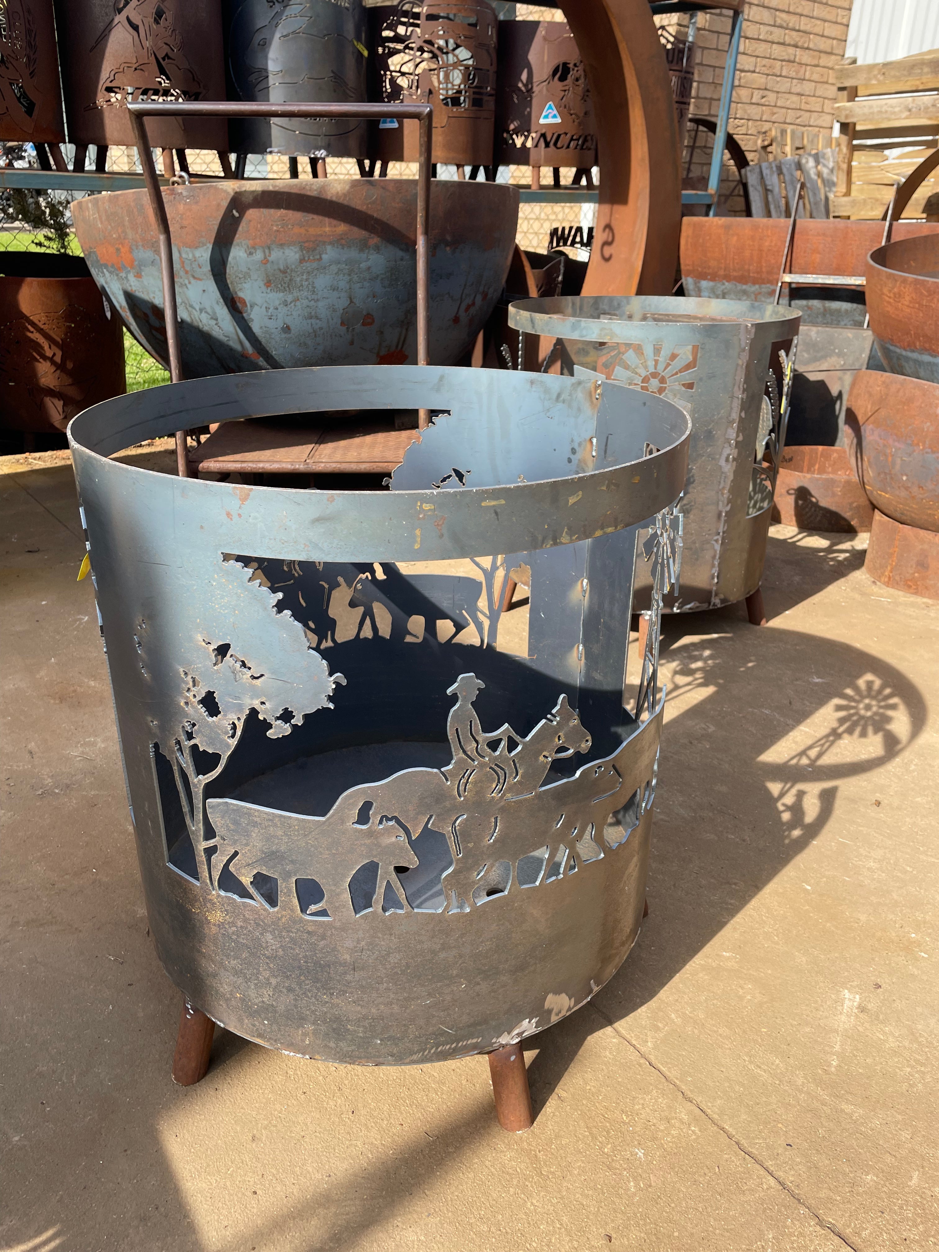 Drover with cattle Round Fire Pit – Old n Dazed